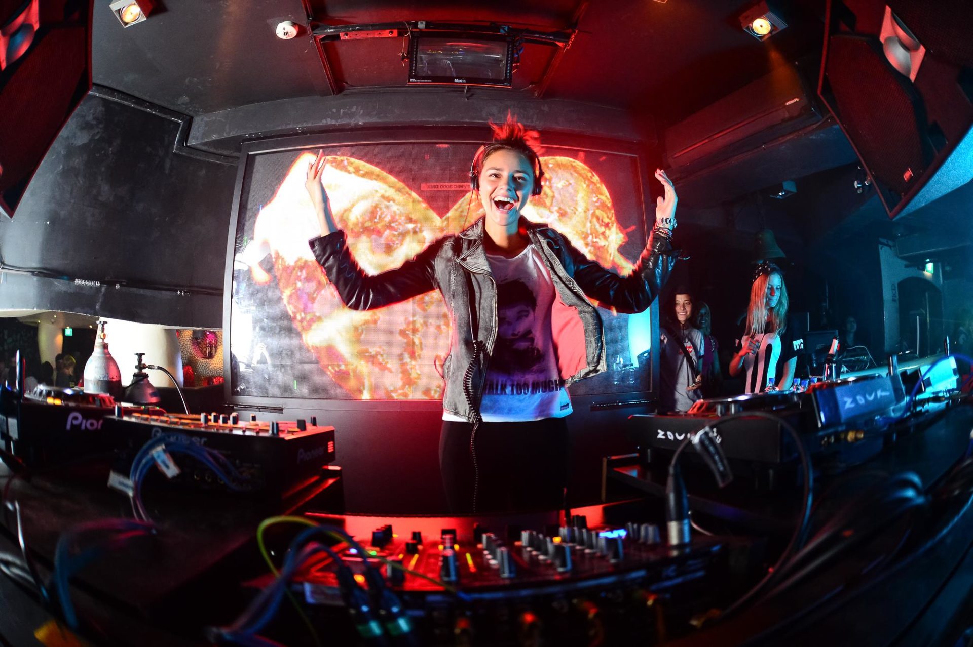 8 Easy Tips for Being Super Cool (And Not a Total Jackass) to the DJ