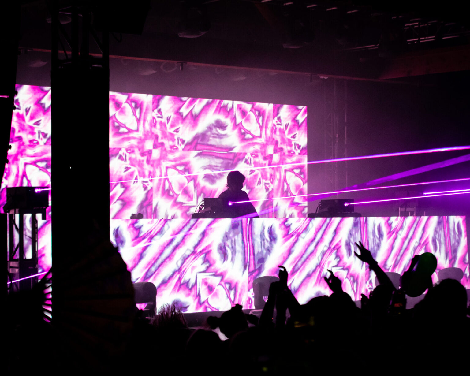 Inzo's incredible vibes stir in Seattle at Showbox Sodo (DMNW Review)